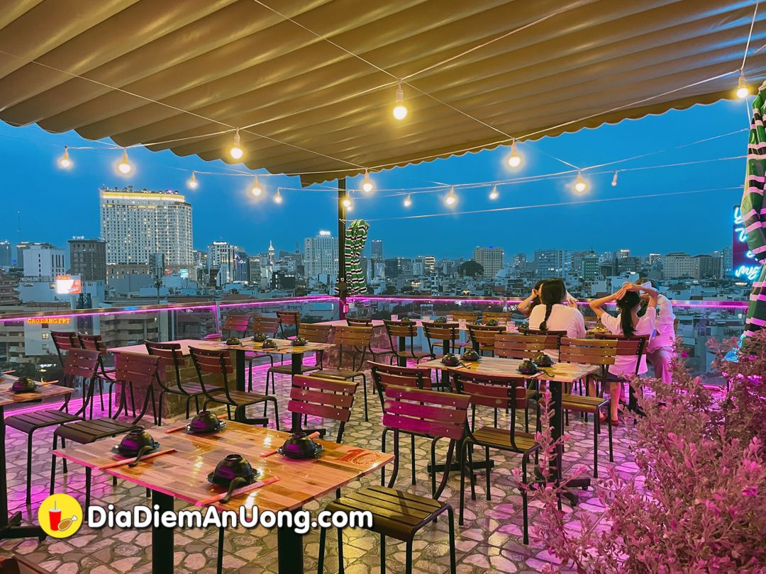 Hé lộ một quán rooftop mới toanh, view ngay giữa trung tâm Sài Gòn. Cho ...