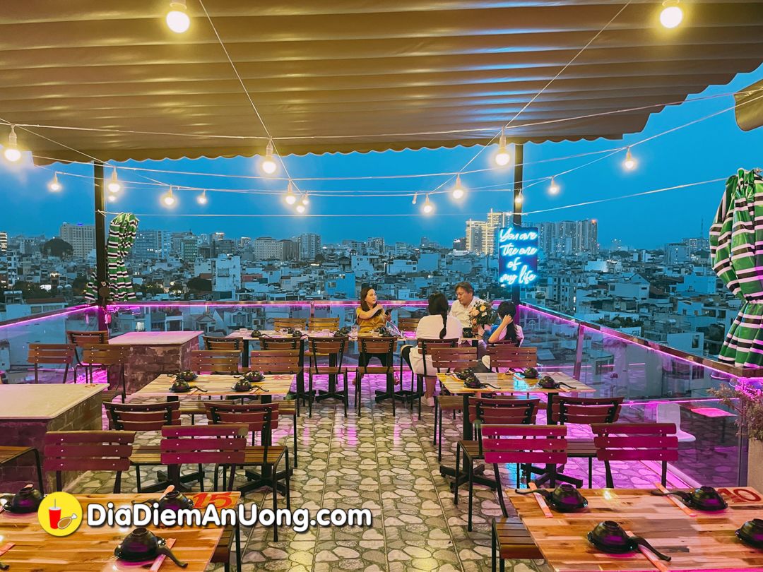 Hé lộ một quán rooftop mới toanh, view ngay giữa trung tâm Sài Gòn. Cho ...