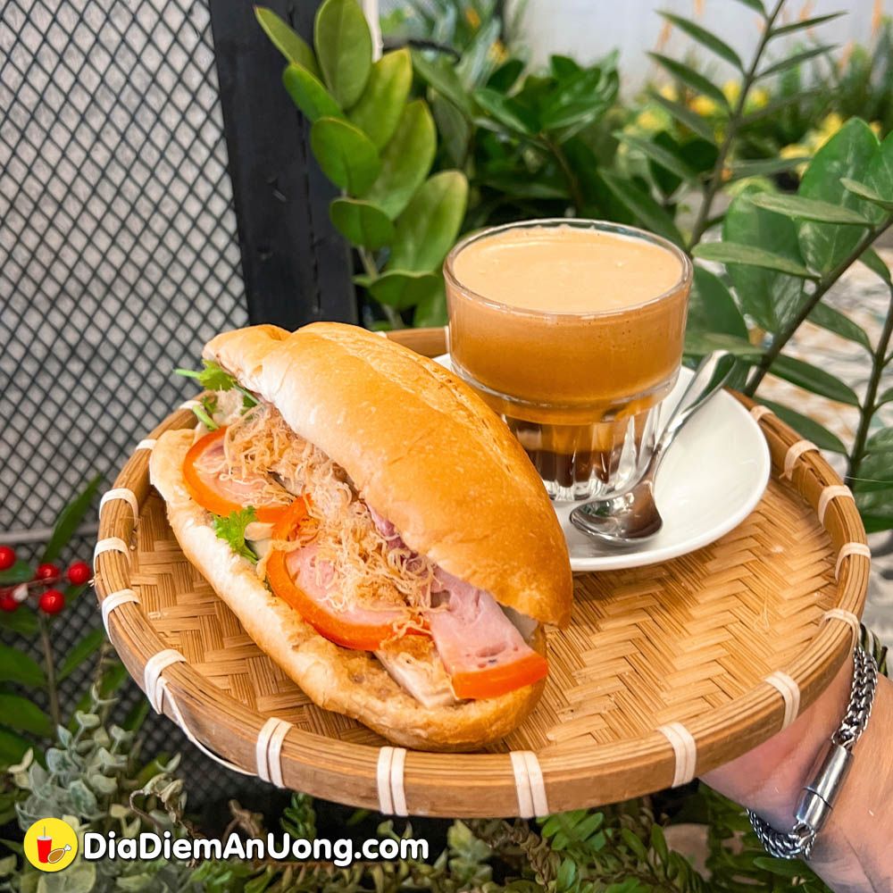 Quán cafe có phong cách hoài cổ có đồ ăn siêu ngon ngay đường 3/2