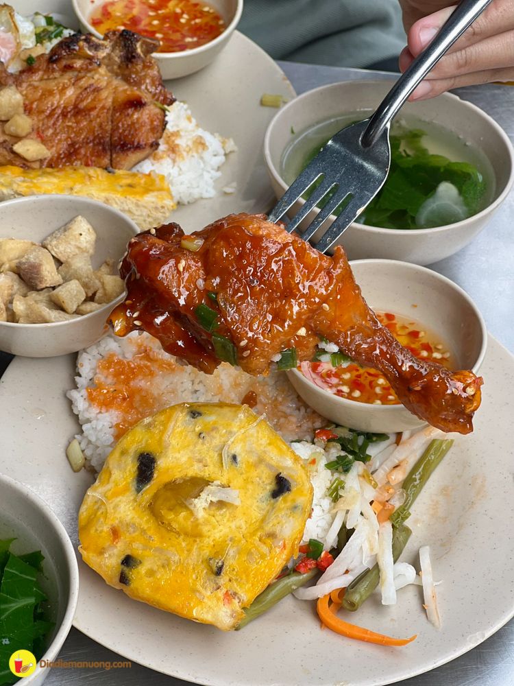 Đĩa CƠM TẤM SƯỜN BÌ CHẢ CỰC NHIỀU mà còn RẺ NHƯ CHO của ông chủ style ...