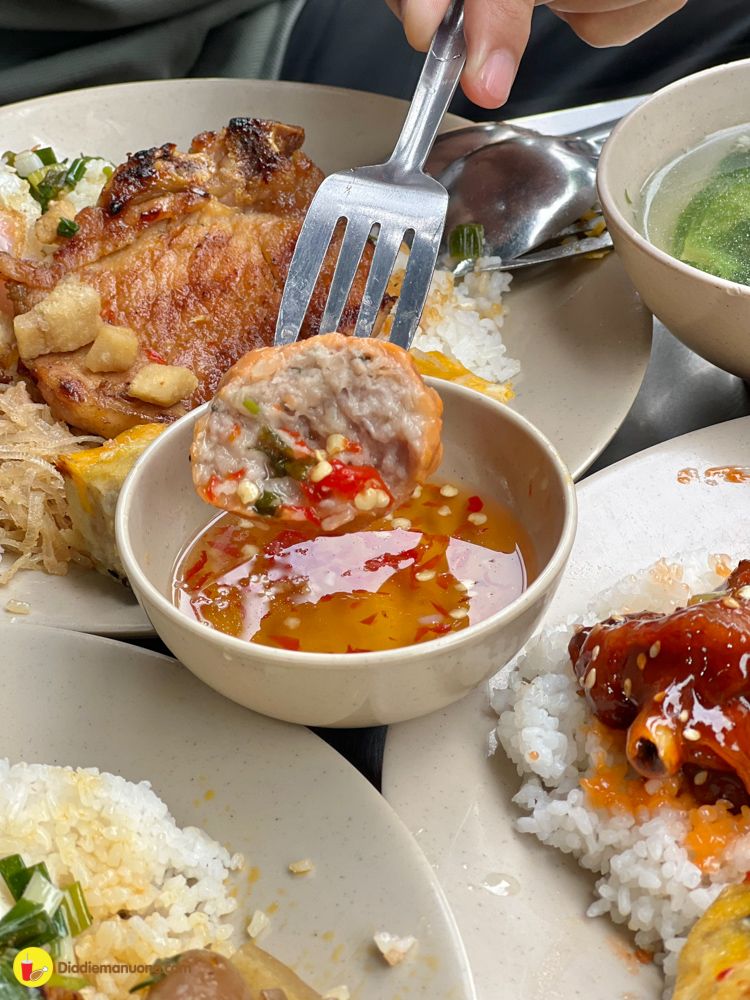 Đĩa CƠM TẤM SƯỜN BÌ CHẢ CỰC NHIỀU mà còn RẺ NHƯ CHO của ông chủ style ...