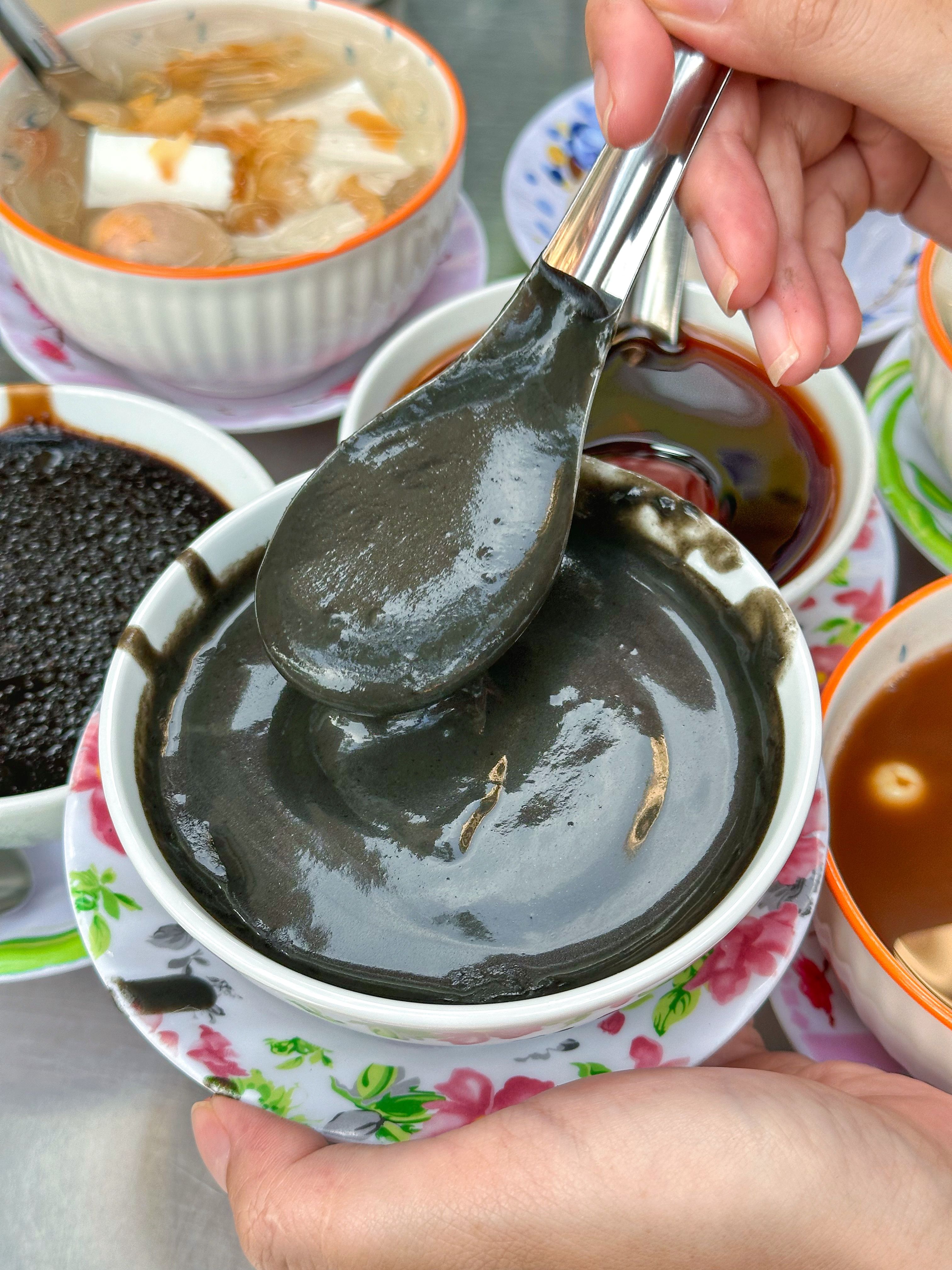 Ghé Tiệm Chè Hoa thử món "Dép Lào" đặc biệt, không phải ai cũng ăn được ...