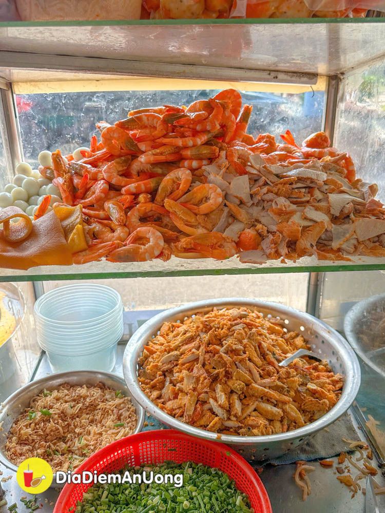 Nước lèo sền sệt như súp BÁNH CANH CUA DŨNG RÂU khách đông kín bàn mỗi sáng